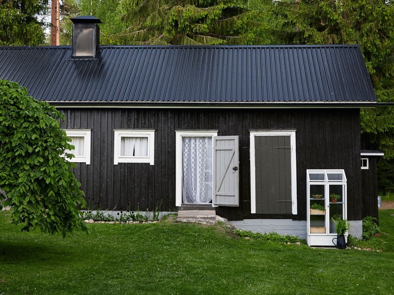 Barn painted in black | Tikkurila